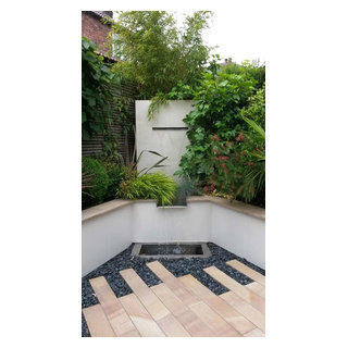 Contemporary courtyard triangular shaped garden - Contemporary ...