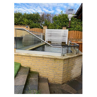 Glass Balustrade surrounding a Pond, in Sheffield - Contemporain ...