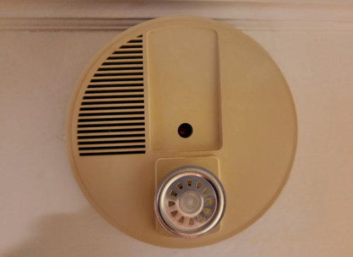 How to remove this vintage smoke detector?