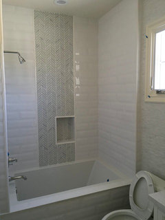 Fish scale tiles accent in shower