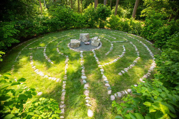 Yard of the Week: Lakefront Retreat for Relaxing and Entertaining