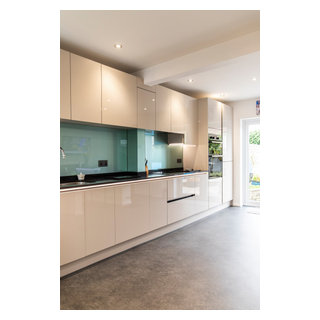 Modern Kitchen with a Statement Splashback - Modern - Kitchen - Devon ...