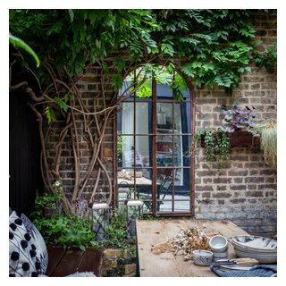 E5 Courtyard - Victorian - Landscape - by Sarah Kay Garden Design | Houzz