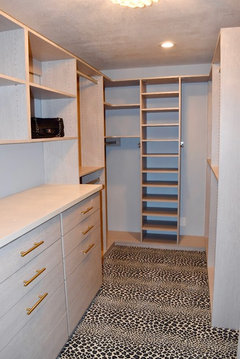 9 ft ceilings, 8 ft closet organizers, and molding