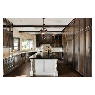 Grand Traditional chefs' kitchen in Mountain View Calabasas ...
