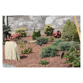 Landscape Planting, Lighting, and Using Red Tipple Stone - Modern ...