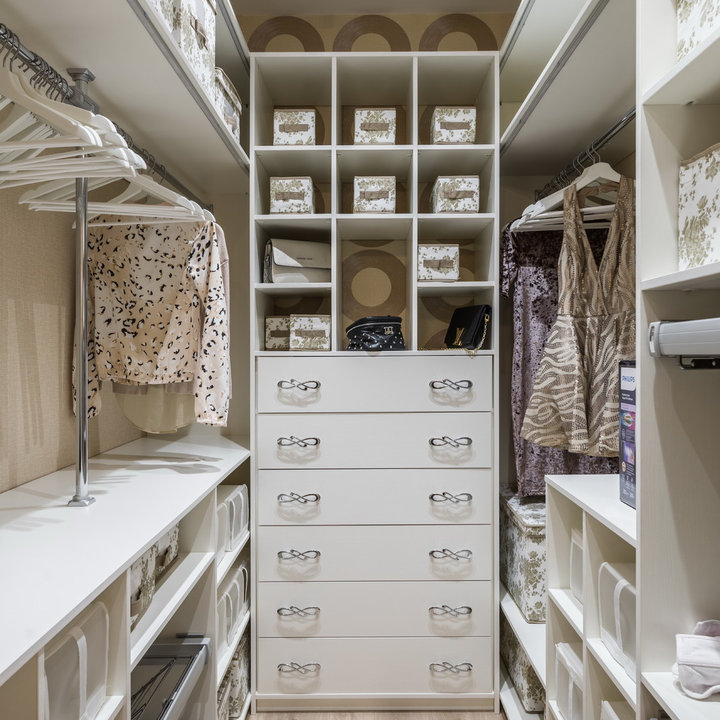 75 Beautiful Small Walk-in Wardrobe Ideas & Designs - September 2025 ...