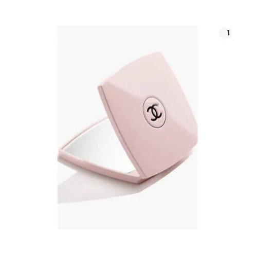 Do women still use mirror compacts?