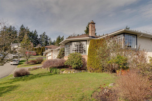 Late 80's simple home, ready for some updating (exterior for now)