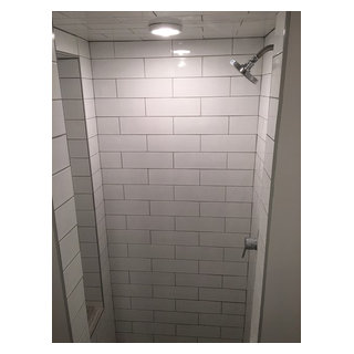 Large Subway Tile Walk in Shower - Clásico - Atlanta - de Bradley ...