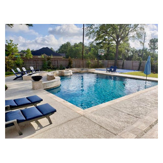 Travertine Pools with Raised Beam Walls - Piscine - Houston - par Great ...