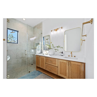 Modern Lakeside Farmhouse Bathroom with Walk-In Shower - Farmhouse ...