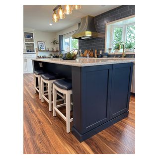 Starmark Bridgeport Kitchen in Simply White & Blueberry - Transitional ...