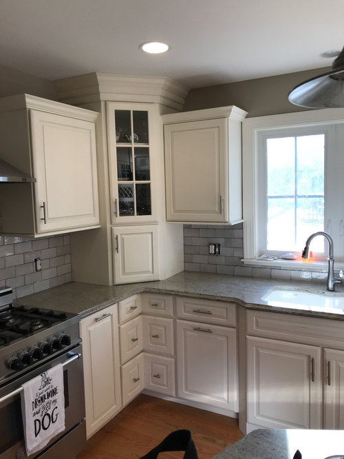 Staggered Kitchen Cabinets With Crown Molding | Homeminimalisite.com