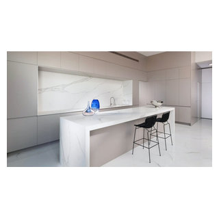 Gleaming kitchen with Calacatta Extra - Contemporary - Kitchen - by ...