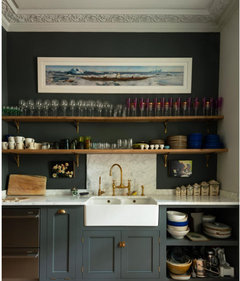 Open shelving layout around sink