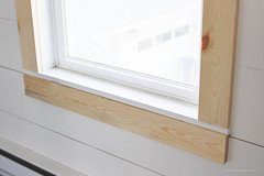 Jut out ledge or no ledge on window trim?