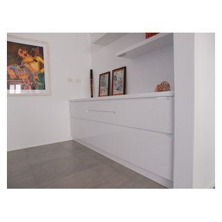 Modern "Shadowline Handle-less style" with polyurethane finished bench ...