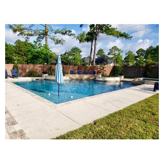Travertine Pools with Raised Beam Walls - Piscine - Houston - par Great ...