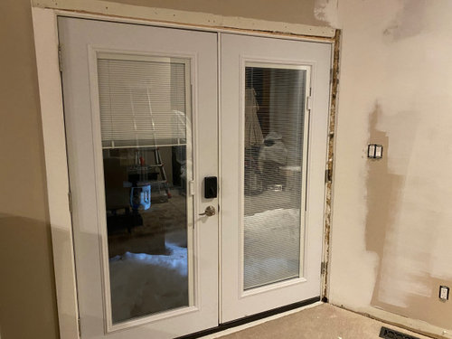 Corner door solution