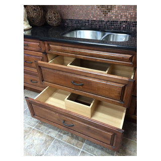 U-Shaped Drawers - Calgary - par Adora Kitchens & Cabinetry | Houzz