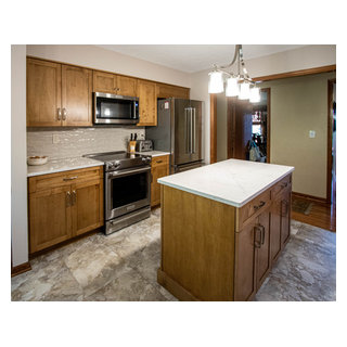 Toffee Stain Shaker Door Kitchen with Calacatta Valetin Quartz ...