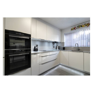 Matt white handleless kitchen - Contemporary - Kitchen - Oxfordshire ...