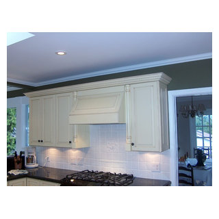 Antiqued White Cabinets & Range Hood - Classique - Vancouver - par User ...