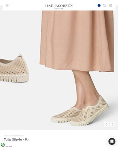 Walking shoe fit--snug or loose?