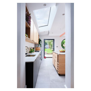 What's behind the round window? - Kitchen - Sussex - by John Foat ...