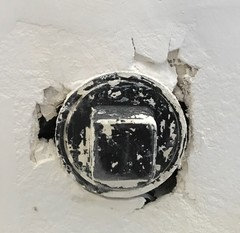 Sewer clean out plug: Cover or drywall around?