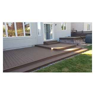 TimberTech Composite Deck - Dark Roast with Privacy Screen - Moderne ...