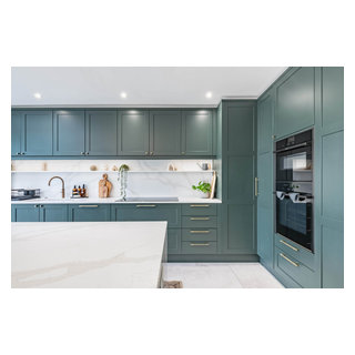 Deep Forest Green Shaker Kitchen - Traditional - Kitchen - London - by ...