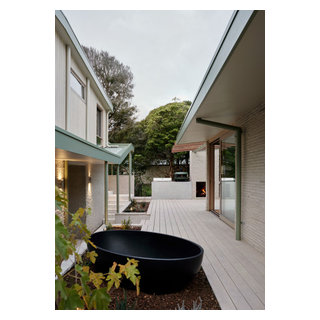Courtyard Deck - Beach Style - Deck - Melbourne - by Atlas Architects ...