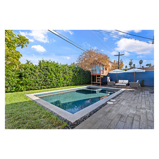 Modern black pebble pool & spa | small backyard - Modern - Pool - Los ...