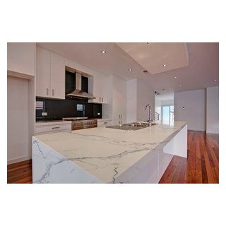 Modern kitchen design - Kitchen - Orlando - by Enigma Surfaces | Houzz