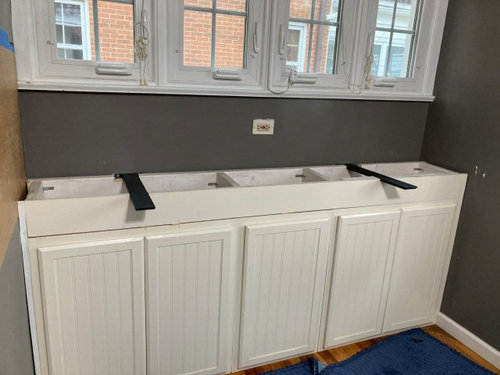 Should a quartz counter top with overhang sit flush on the cabinets