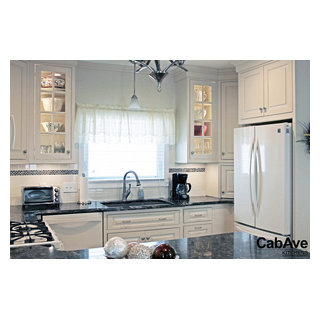 Traditional Eggshell White Kitchen with Peninsula - Traditional ...