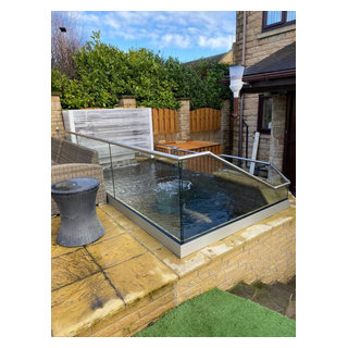 Glass Balustrade surrounding a Pond, in Sheffield - Contemporain ...