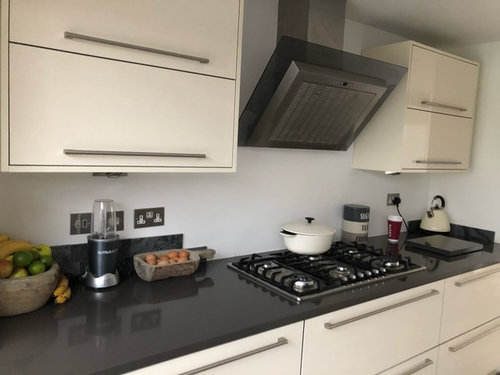behind hob or complete wall for splash back? | Houzz UK