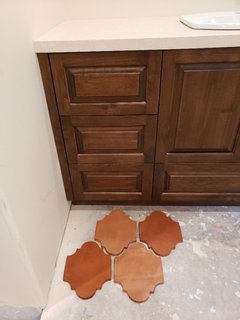 Need floor tile help for odd shaped bathroom!!