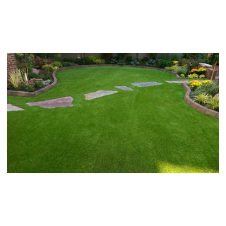 Suburban Backyard - Artificial Turf | Hardscape | Flagstone | Foliage ...