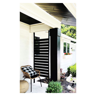 Wood Slat Privacy Screen and Wood Wrapped Column - Häuser - Omaha - von ...