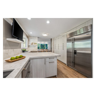 Light Walnut and White Kitchen Refresh - Clásico renovado - Cocina ...