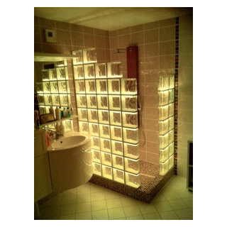 cabine de douche en briques de verre avec un éclairage par LED ...
