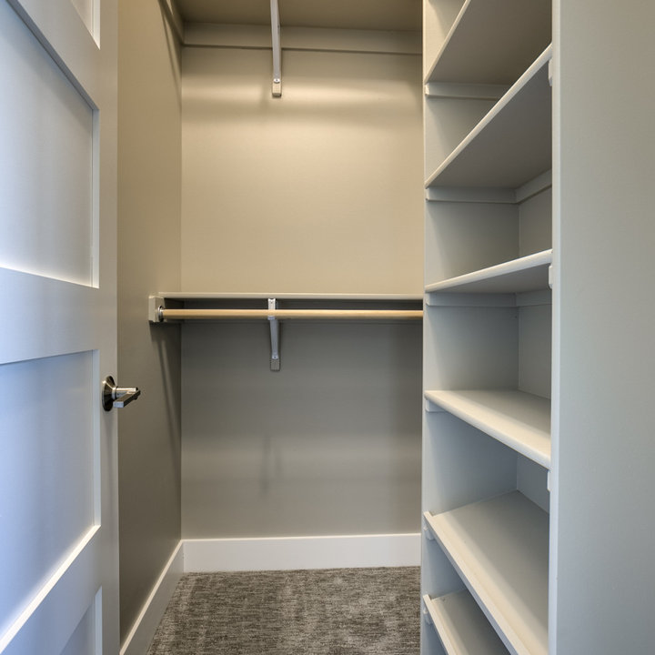 75 Beautiful Small Walk-in Wardrobe Ideas & Designs - August 2025 ...