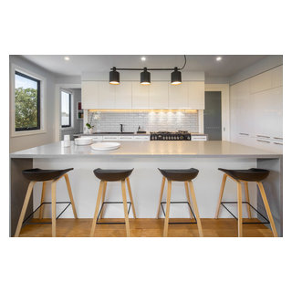 Stone island bench with feature splash back tile - Modern - Kitchen ...