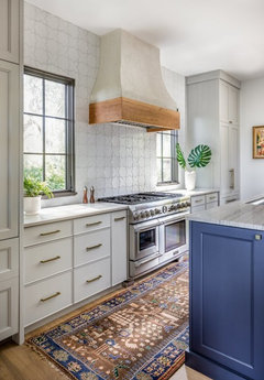 off centered stove wall, how to tile?