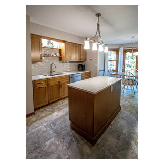 Toffee Stain Shaker Door Kitchen with Calacatta Valetin Quartz ...