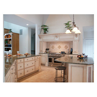 Large Family Kitchen for Multiple Chefs - Traditional - Kitchen ...